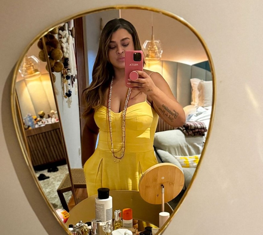 Preta Gil elege look all yellow para iniciar o fim de semana