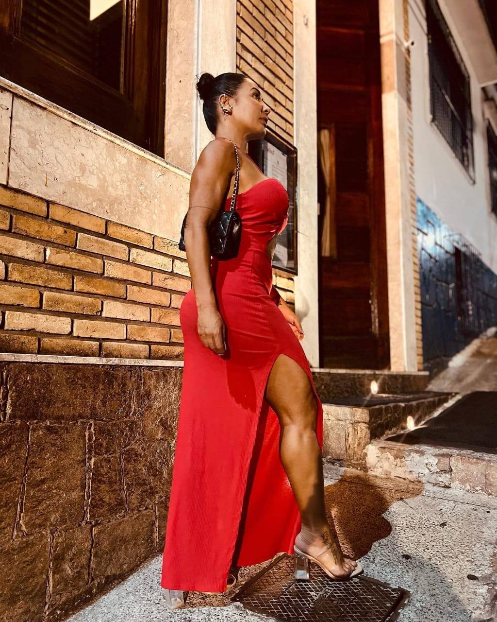 Scheila Carvalho para a web ao usar vestido vermelho