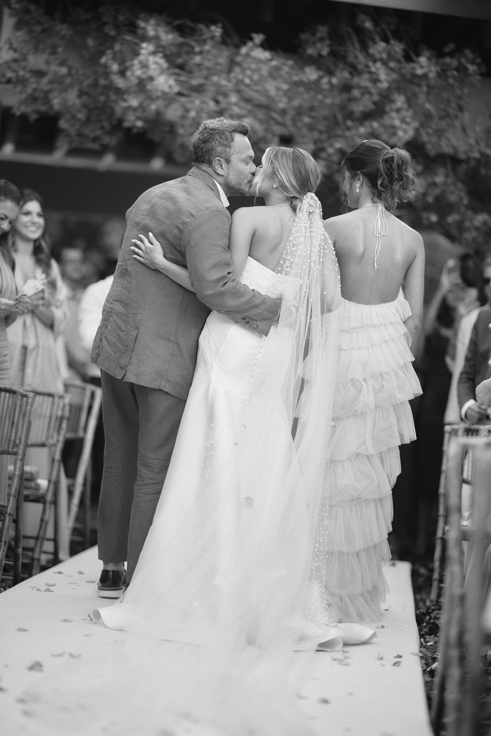 Isabella Santoni e Henrique Blecher se casam com festa intimista no Rio