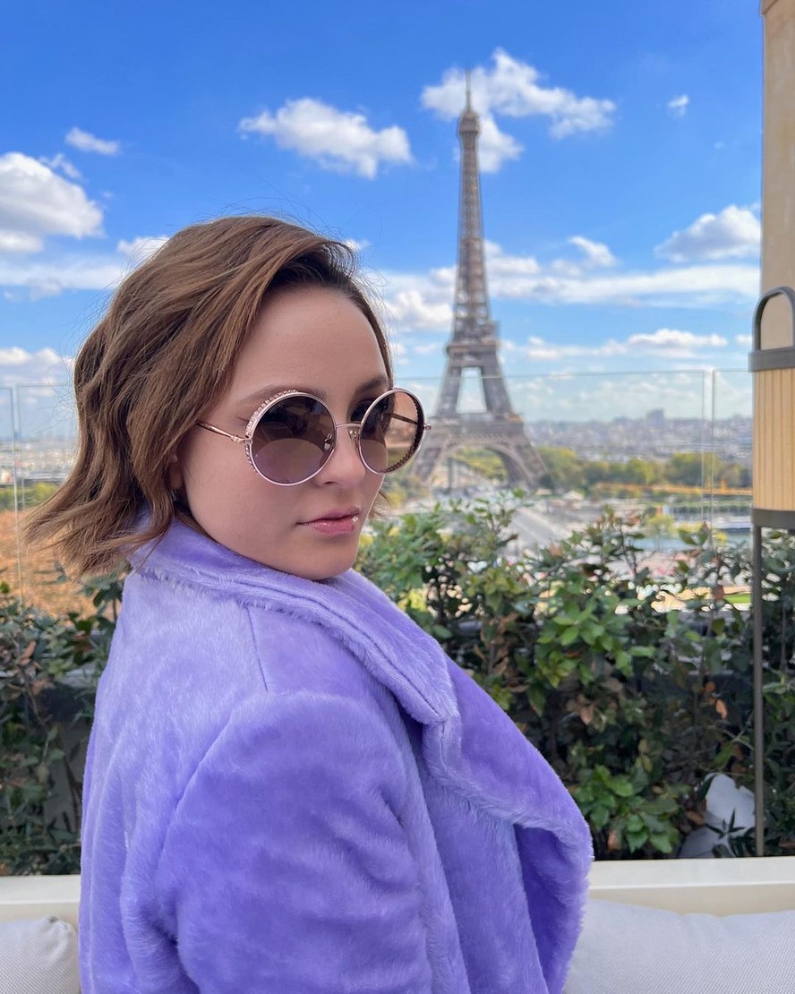 Larissa Manoela abre álbum de viagem a Paris