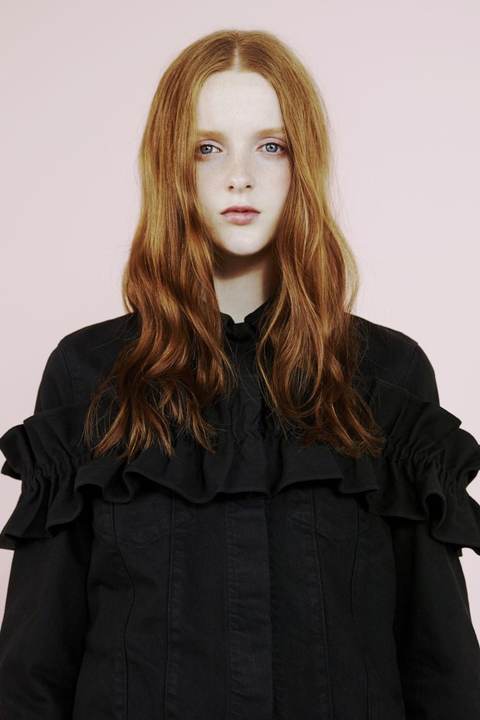 Simone Rocha e J Brand apresentam parceria cheia de babados