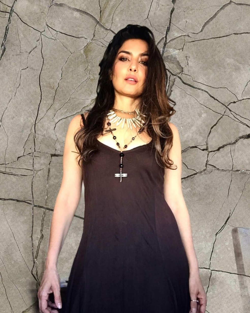 Letícia Sabatella esbanja charme e beleza em cliques estonteantes