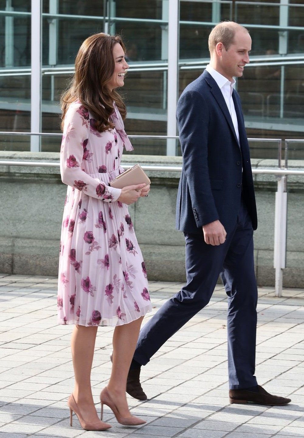 Kate Middleton surge linda com vestido floral cor-de-rosa