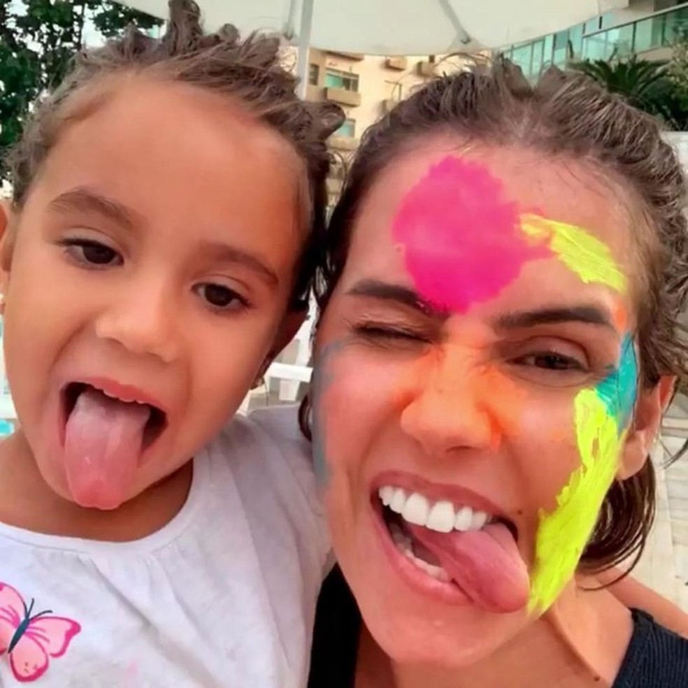 Maria Flor se diverte pintando o rosto de Deborah Secco: 'Tô fazendo ...