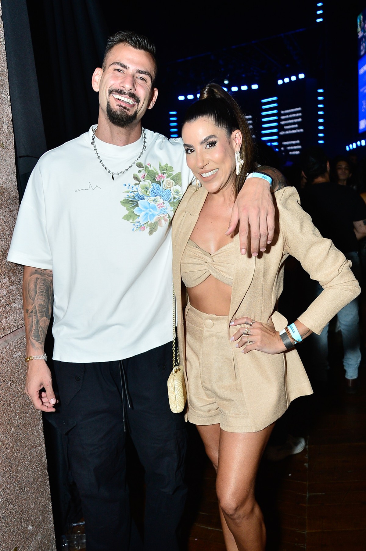 Ex-BBBs Nizam e Juliana Dias curtem show em SP