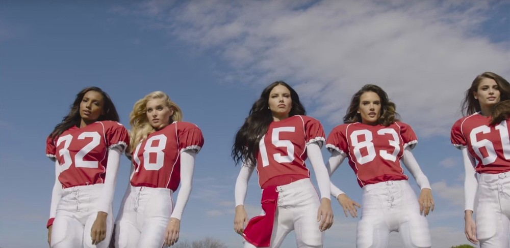 Angels da Victoria's Secret jogam futebol americano às vésperas do ...