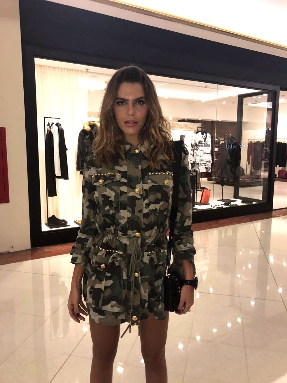 Mari Goldfarb mostra as pernas de microvestido em São Paulo