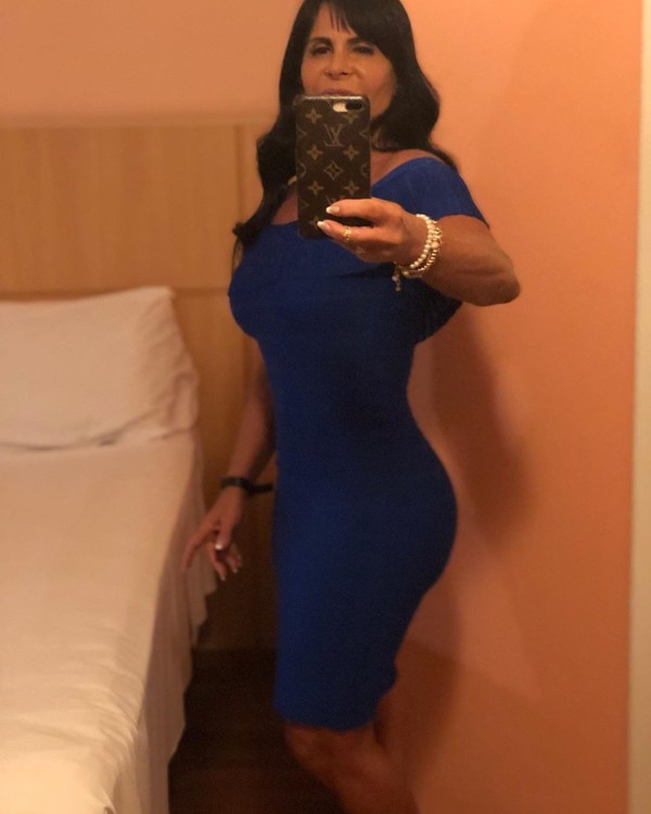 Gretchen exibe silhueta em forma ao posar com vestido justo