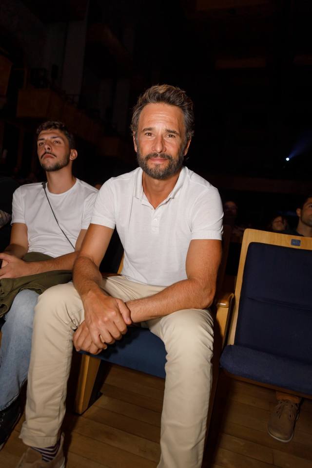 Alice Braga surge em clima de romance com a namorada, Renata Brandão