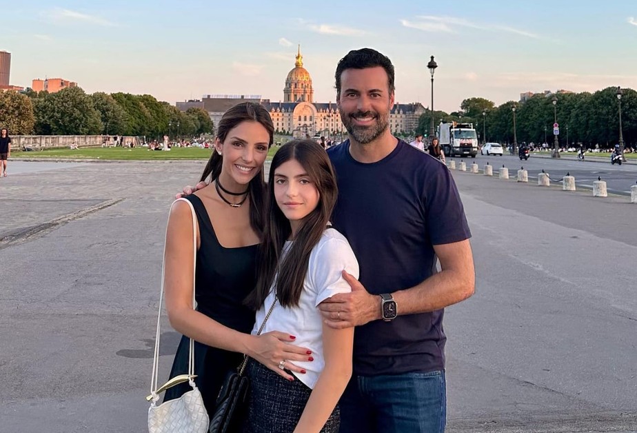 Carol Celico exibe novos registros de viagem à Paris com a família ...