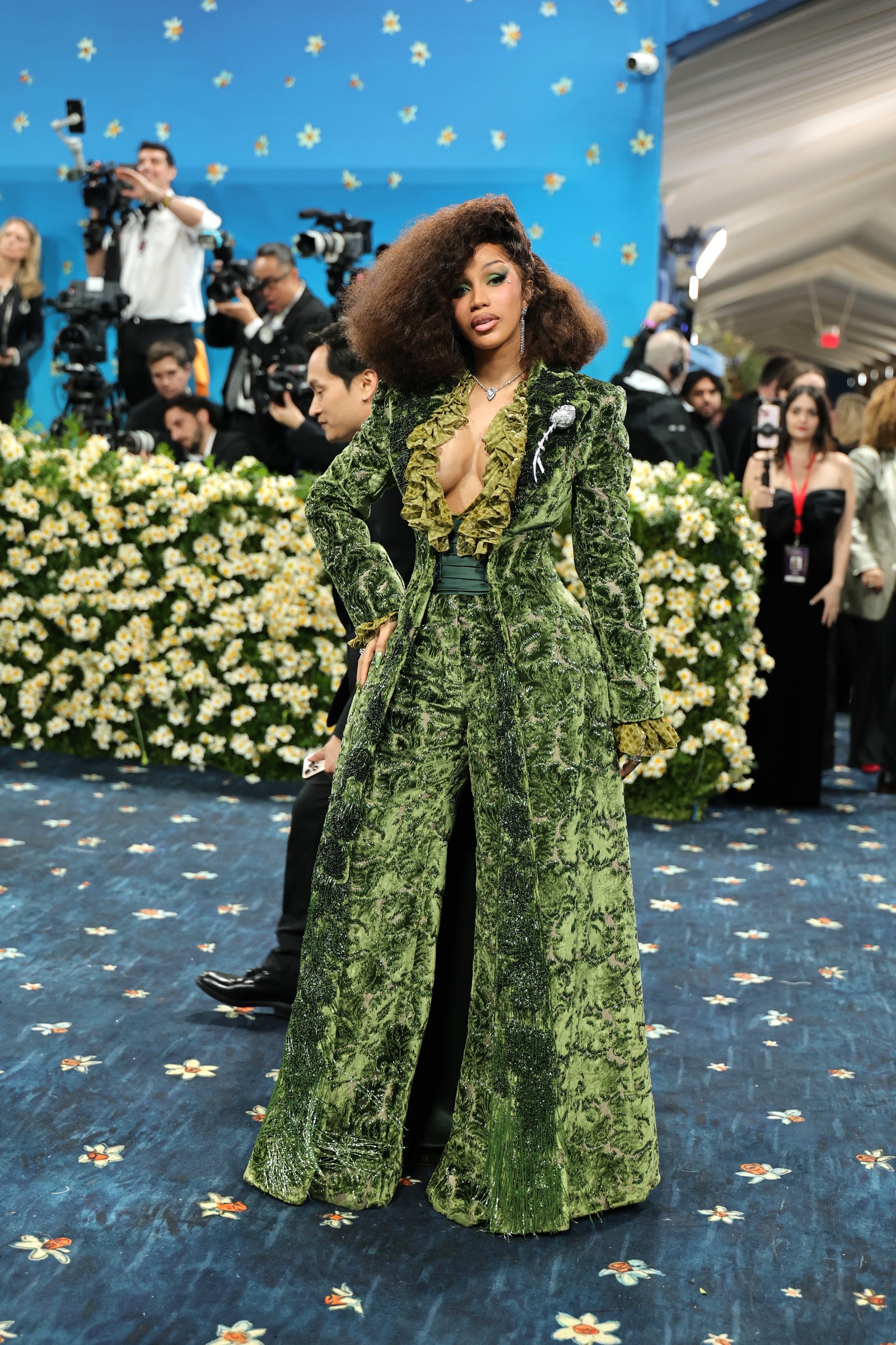 Grávida pela terceira vez, Rihanna marca presença no Met Gala 2025