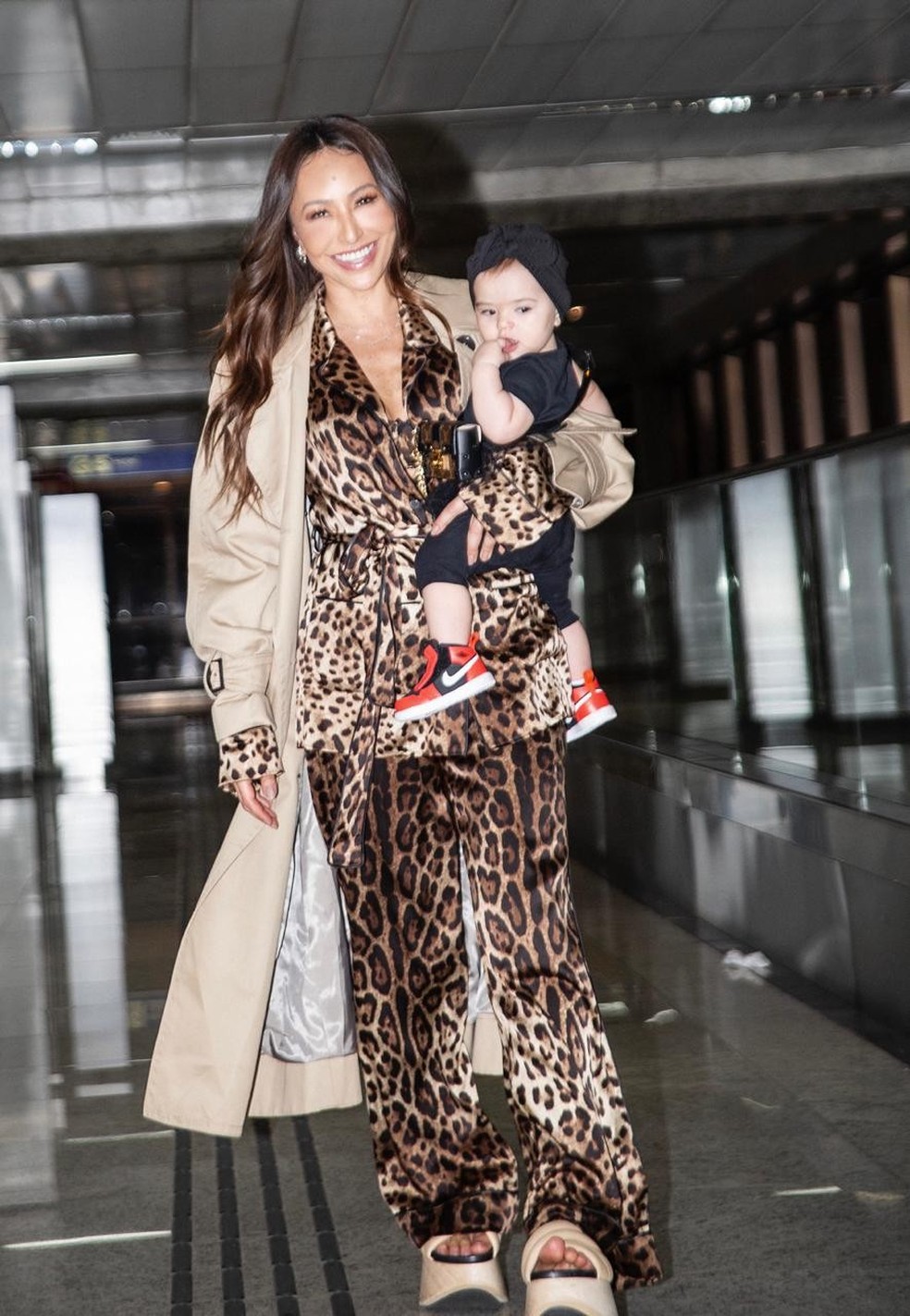 Baby fashionista! Zoe Sato acompanha Sabrina na semana de moda de Milão