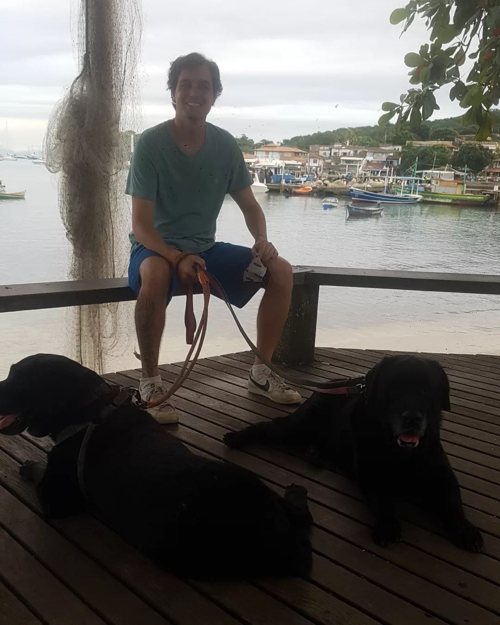 Lembra dele? Felipe Dylon passeia com pets em Búzios