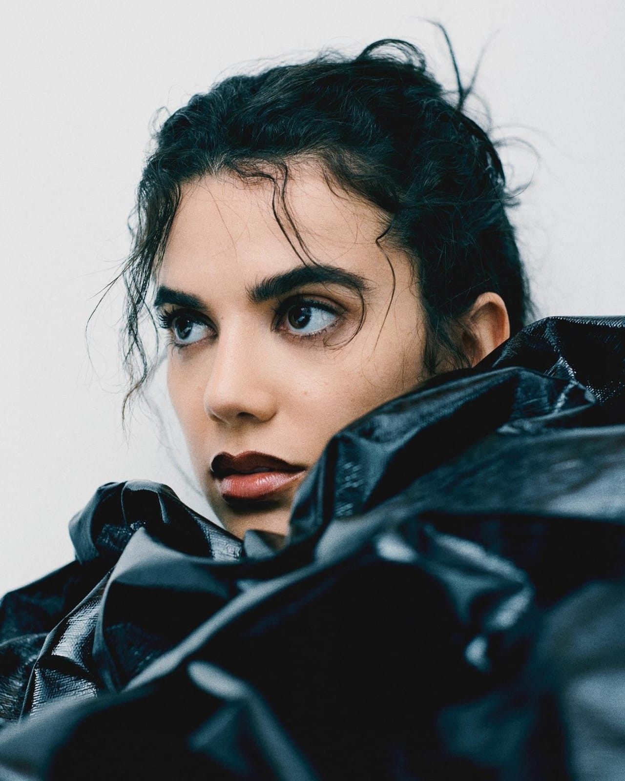 Manu Gavassi esbanja beleza em novo ensaio fotográfico