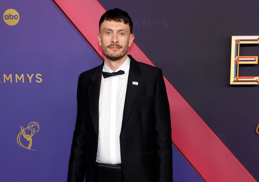 Richard Gadd, ator de 'Bebê Rena', surge no Emmy 2024 de terno e saia kilt