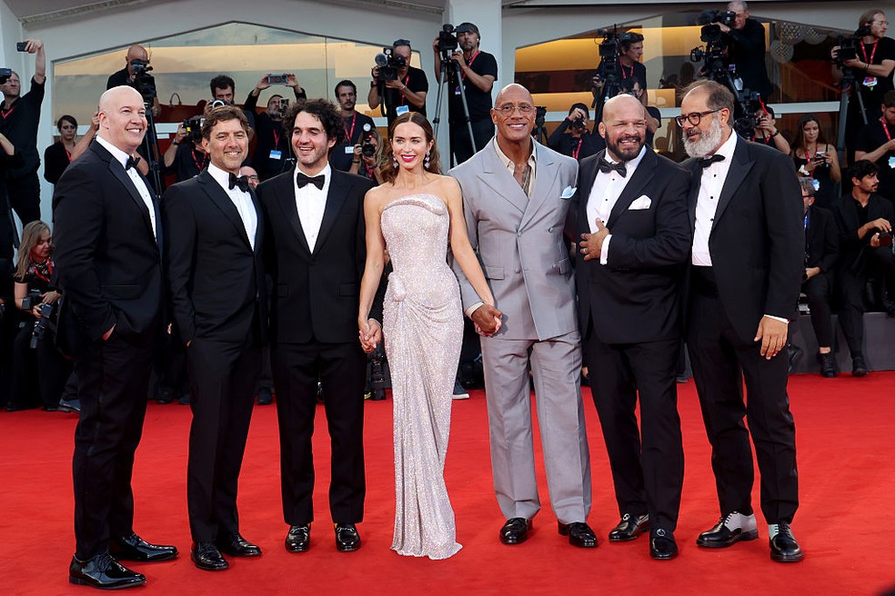 Emily Blunt se diverte ao posar para fotógrafos no Festival de Cinema ...