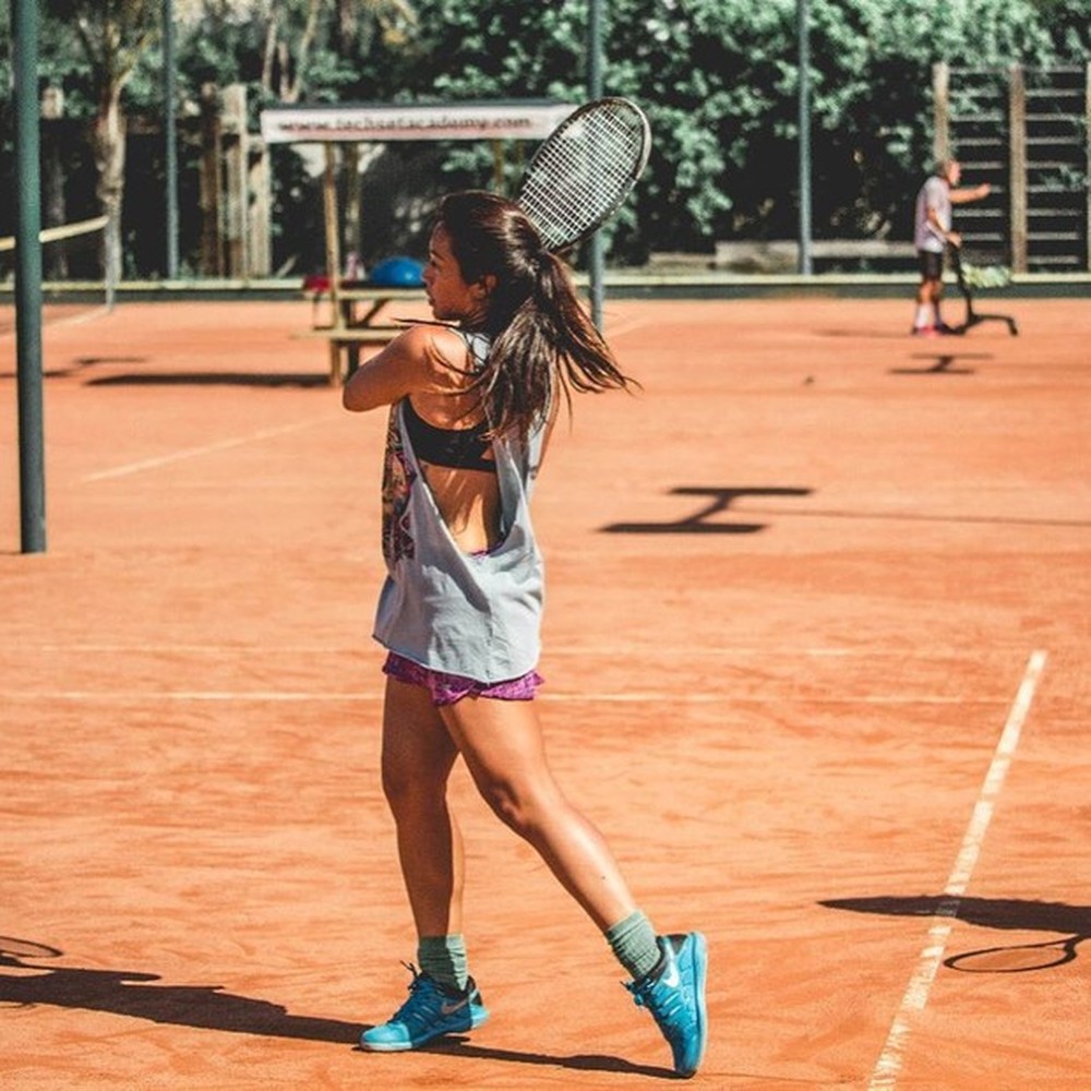 Dani Suzuki mostra habilidade com a raquete durante partida de tênis