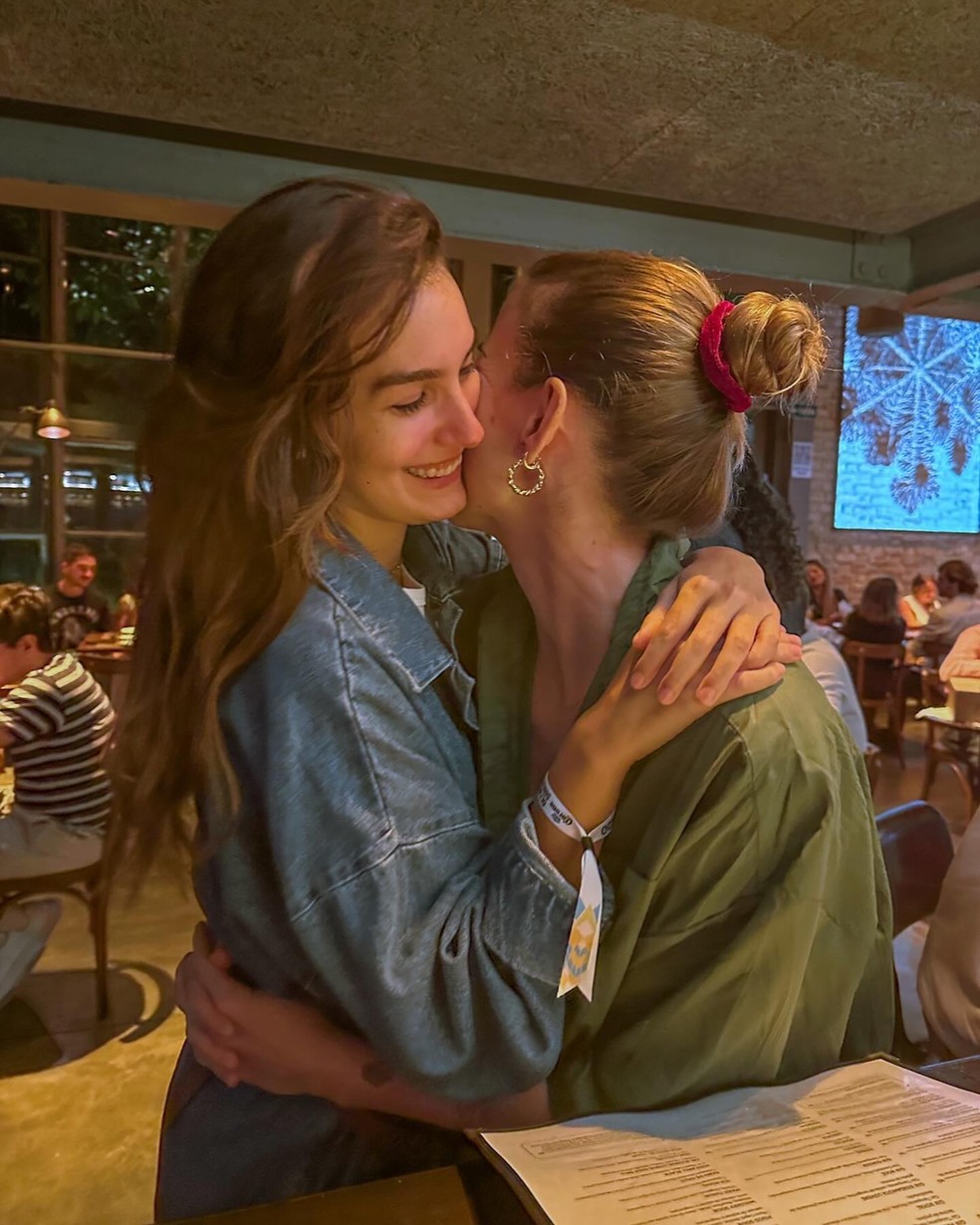 Marina Moschen surge em clique raro com a namorada: 'Amor, sol e chuva ...