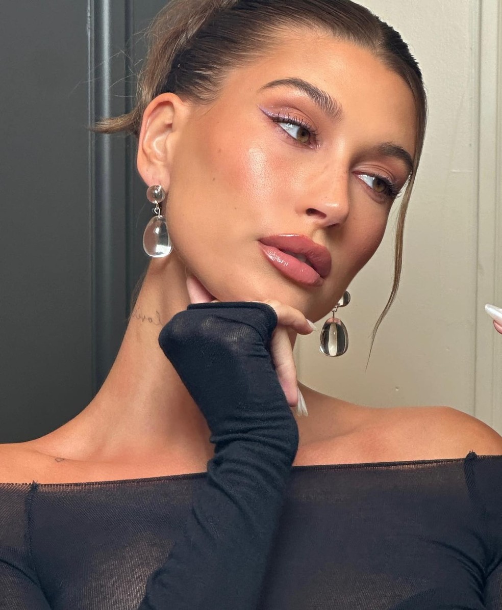 Hailey Bieber exibe produção de beleza ao usar look transparente