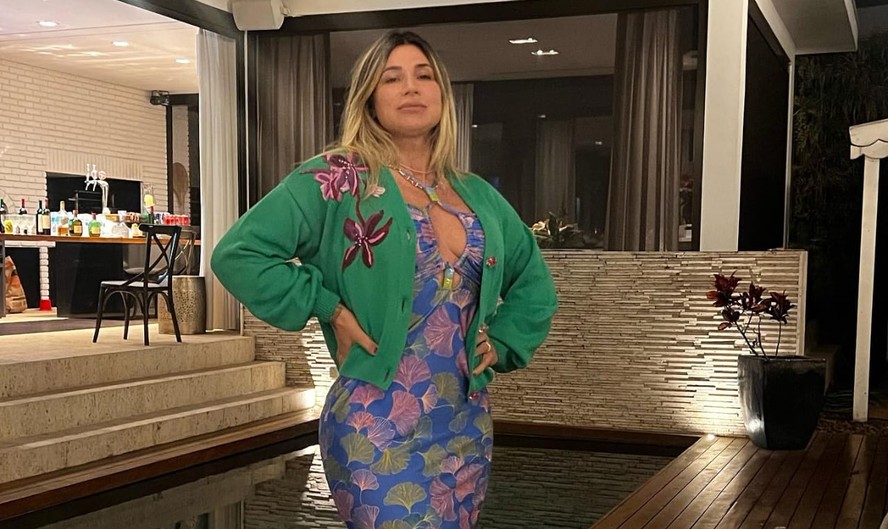 Dani Souza esbanja elegância ao posar em mansão luxuosa