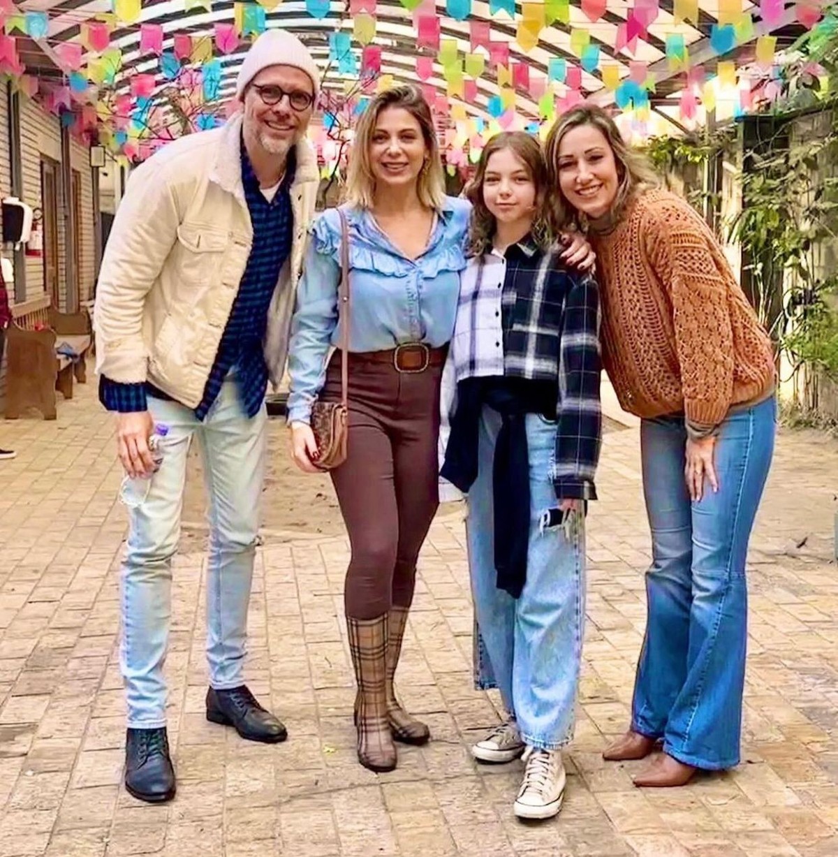 Fernando Scherer curte festa junina com a ex, Sheila Mello, e a atual