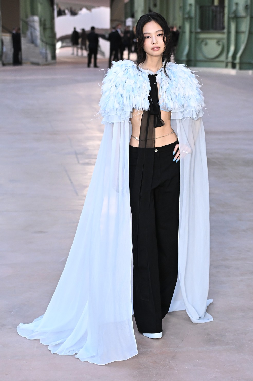 Fernanda Torres comparece a desfile da semana de alta-costura em Paris