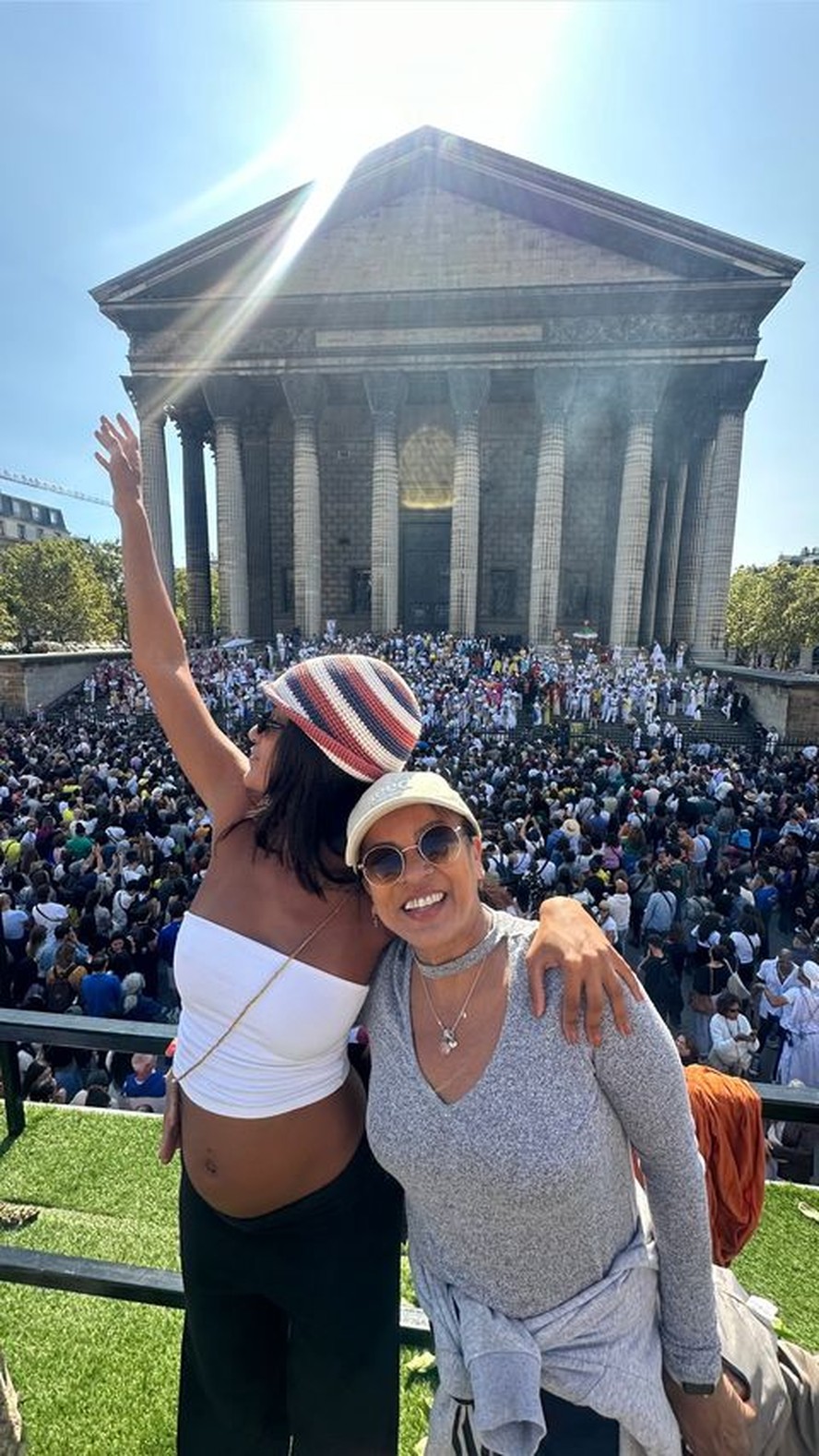 Após anunciar gravidez, Narah Baptista curte famosa lavagem da ...