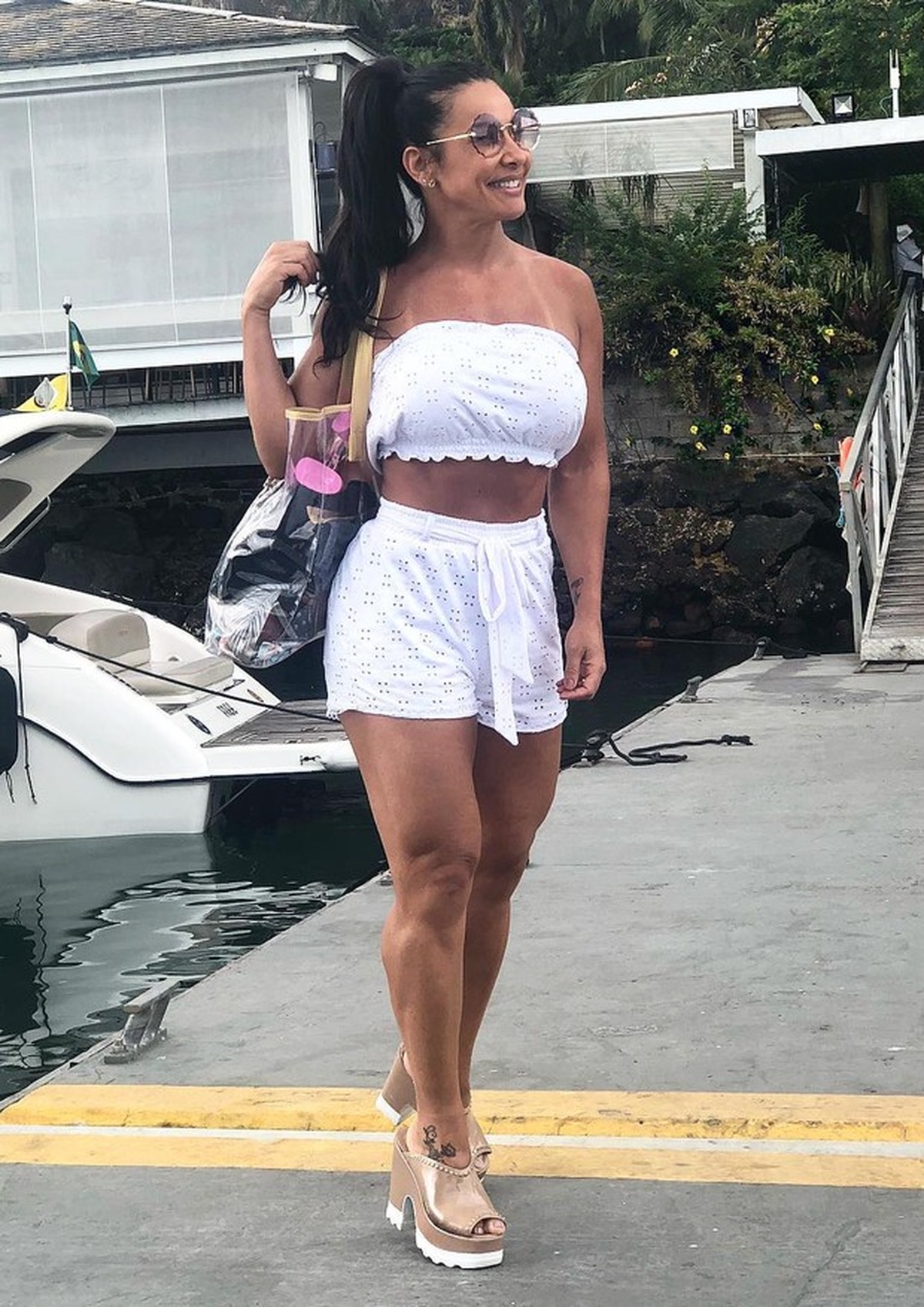 Scheila Carvalho deixa os pernões à mostra com look branco