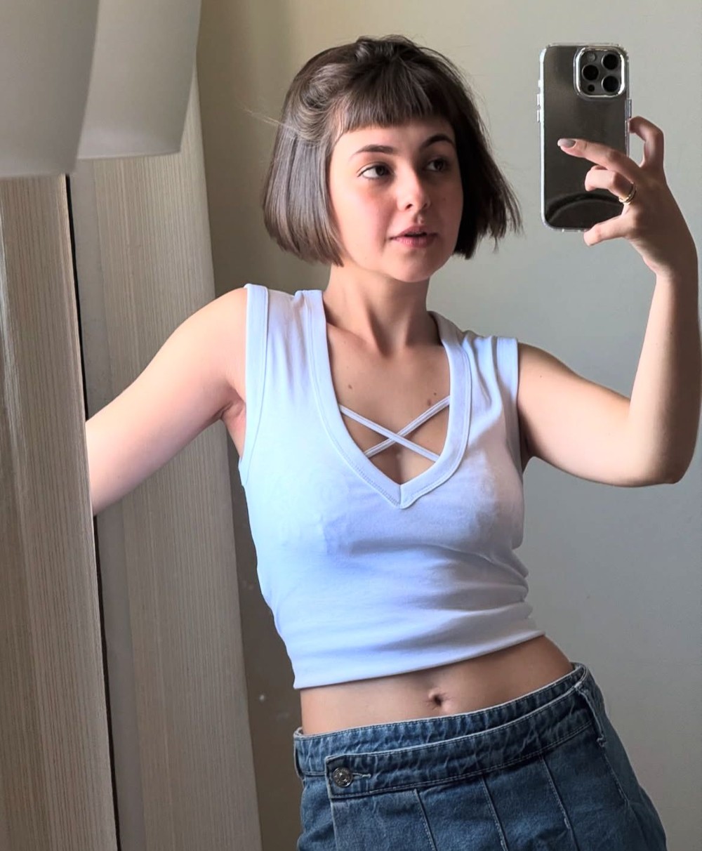 Klara Castanho aposta em look básico, deixa barriga à mostra e recebe ...