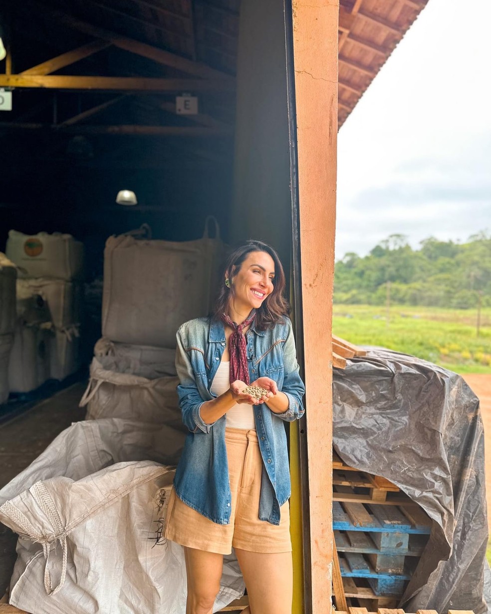 Mel Fronckowiak exibe registros em fazenda luxuosa