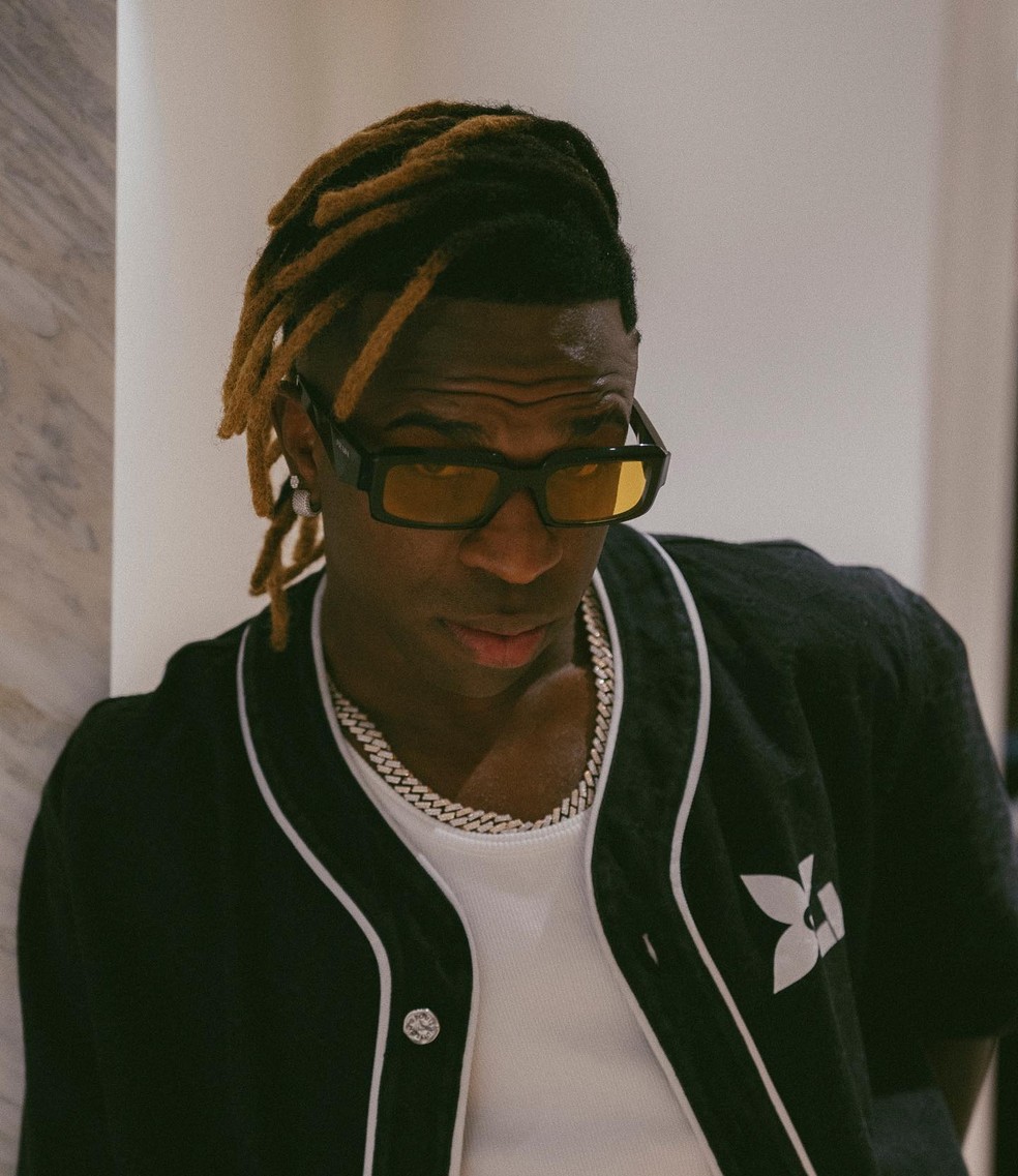 De visual novo, Vini Jr. esbanja estilo na web