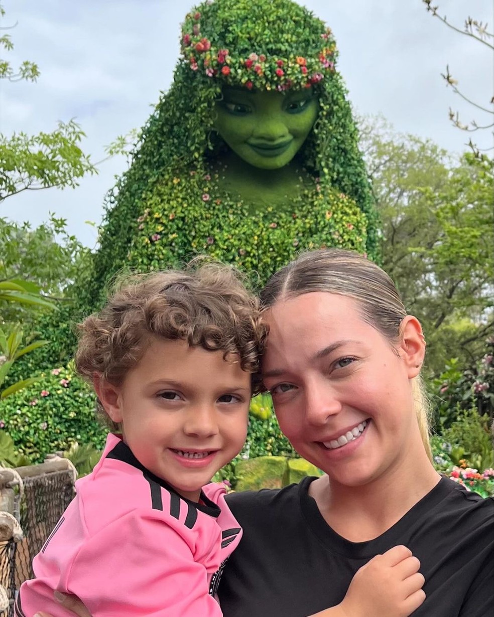 Carol Dantas abre álbum de viagem a Orlando com os filhos