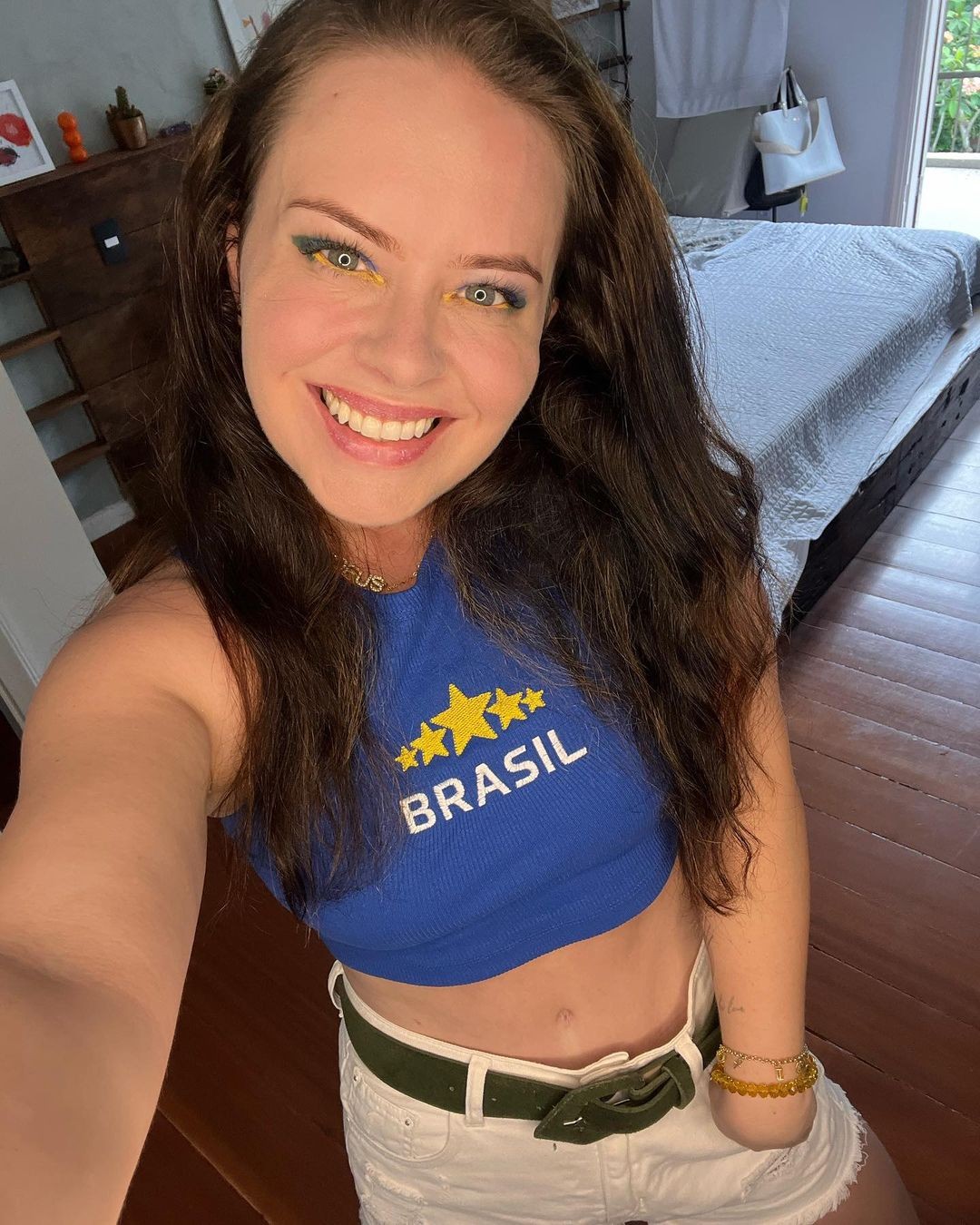 Mari Bridi exibe look arrebatador para 'vale night'