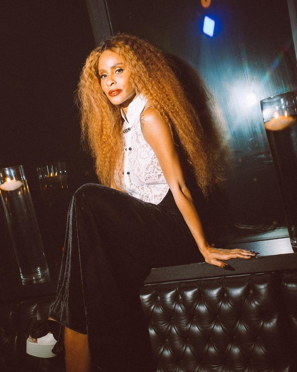 Aline Wirley esbanja beleza e elegância em cliques encantadores