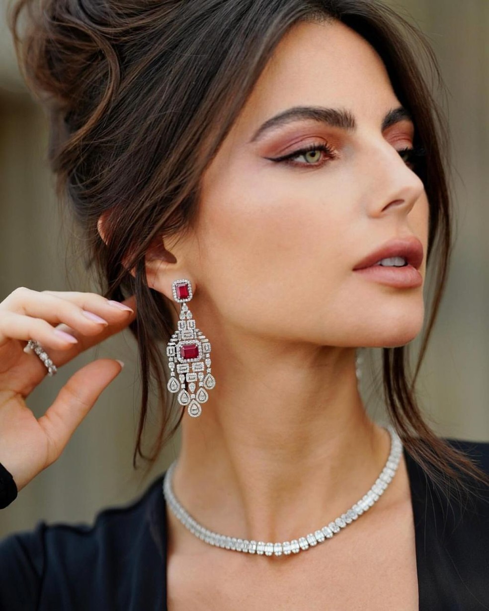 Kelly Piquet esbanja beleza ao posar com joias