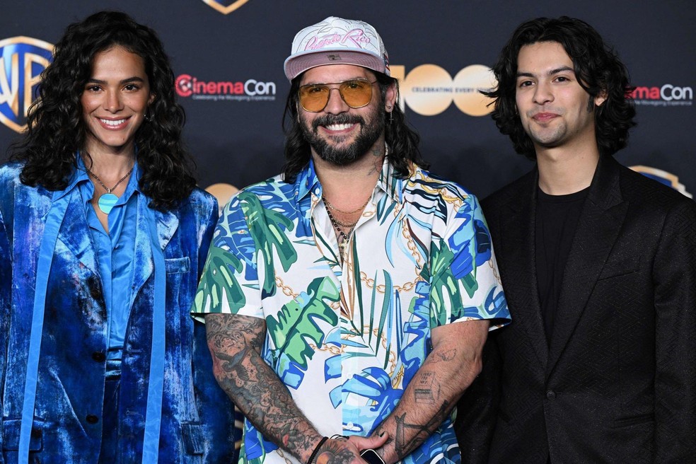 Bruna Marquezine aposta em look de veludo azul no CinemaCon para ...