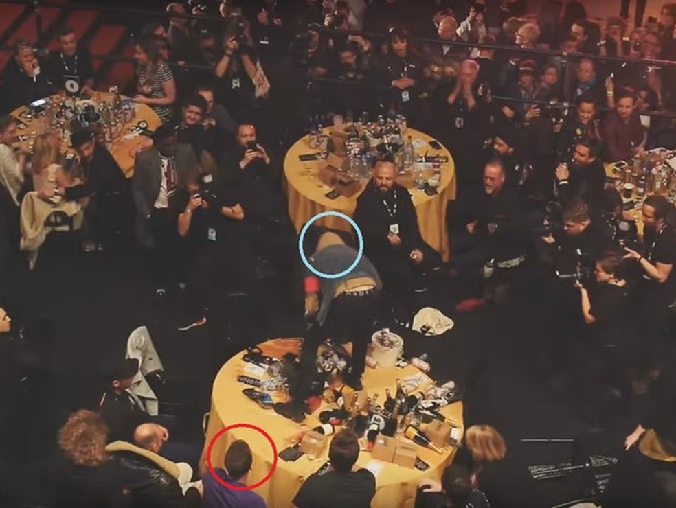 Coldplay tem mesa destruída durante apresentação em prêmio de música