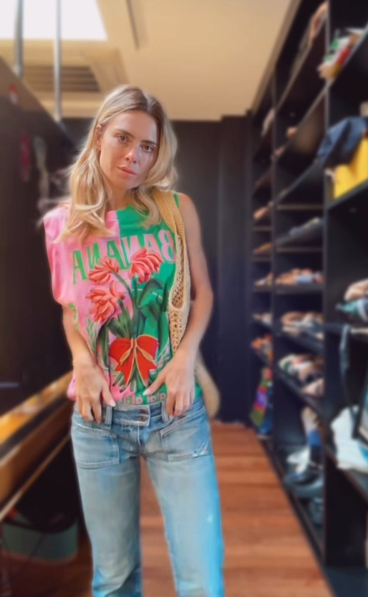 Carolina Dieckmann aposta em calça vintage e camiseta em novo 'arrume ...