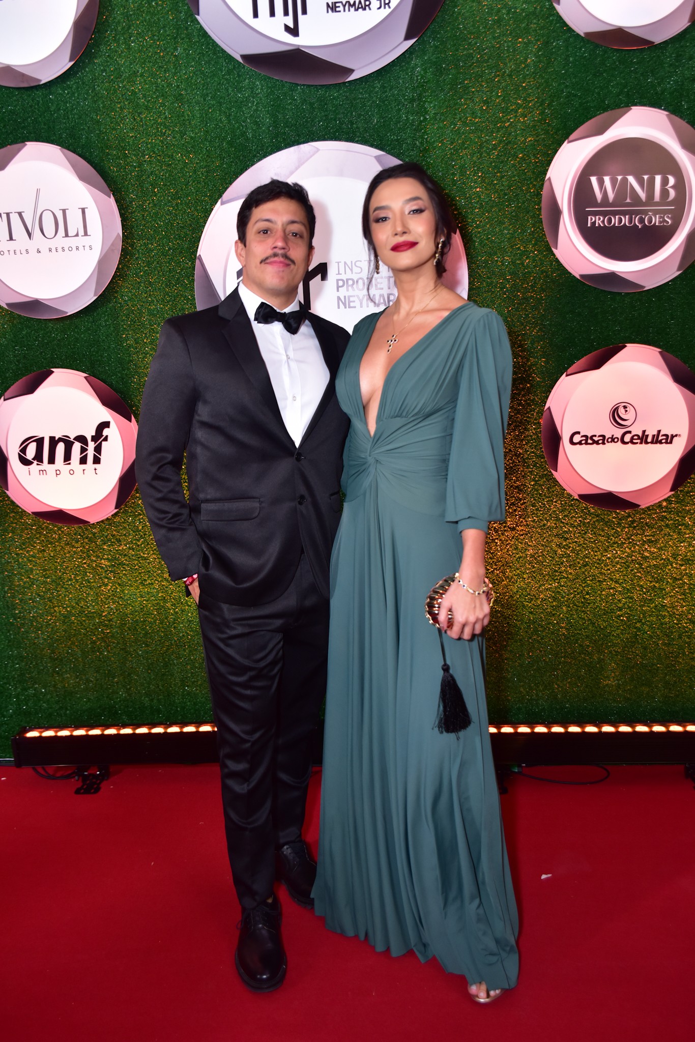 Neymar Jr. e Bruna Biancardi chegam de mãos dadas em leilão beneficente