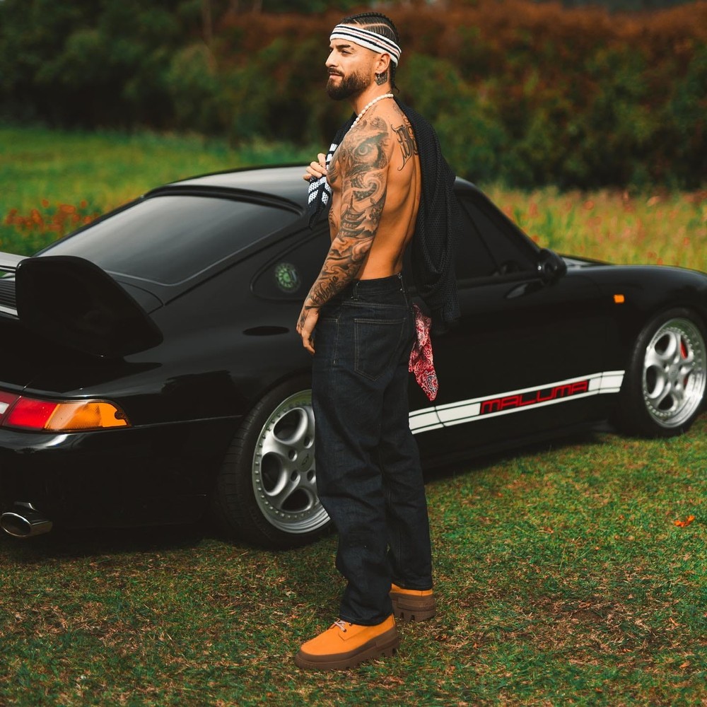 Maluma para a web ao posar em automóvel de luxo