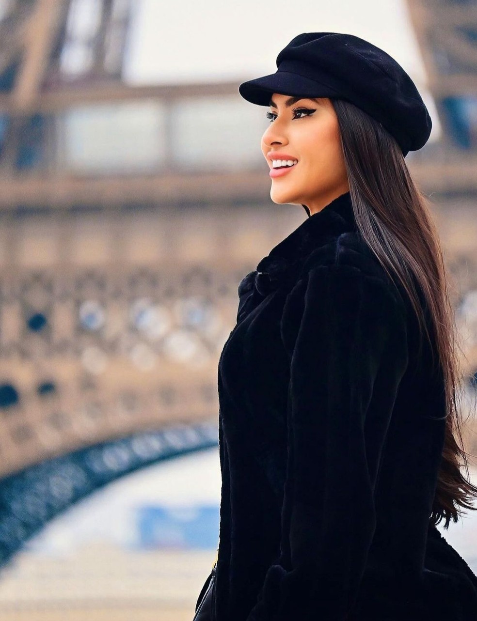 Isabelle Nogueira exibe novos registros de viagem à Paris
