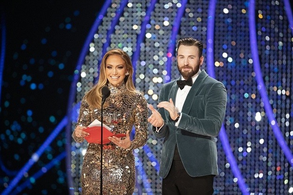 Bruna Marquezine chama Chris Evans de 'mozão' e se derrete: 'Lindo'