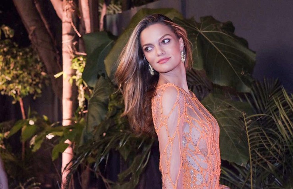 Barbara Fialho aposta em looks com brilhos e transparências para o gala ...
