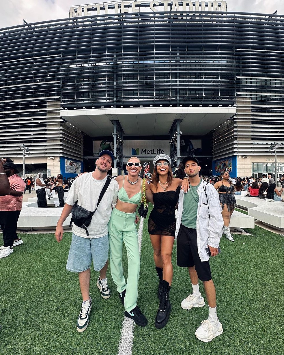 Sabrina Sato abre álbum do pré-wedding de Celina Locks com show da ...