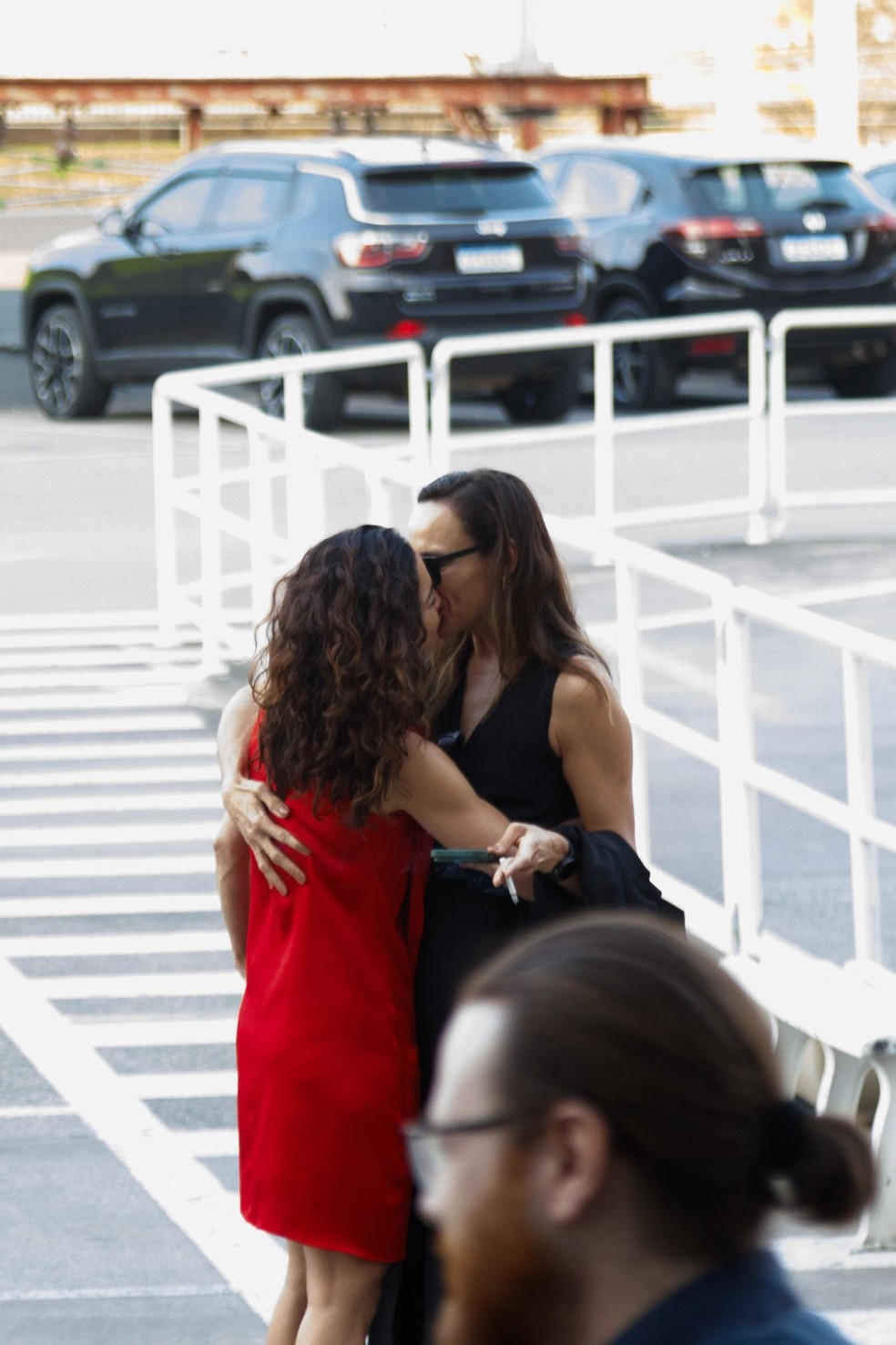 Alice Braga surge em clima de romance com a namorada, Renata Brandão
