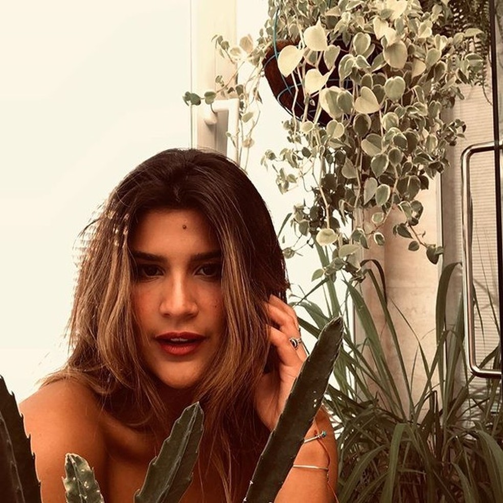 Giulia Costa faz carão em meio às plantas e ganha elogios mil: 'Perfeita'
