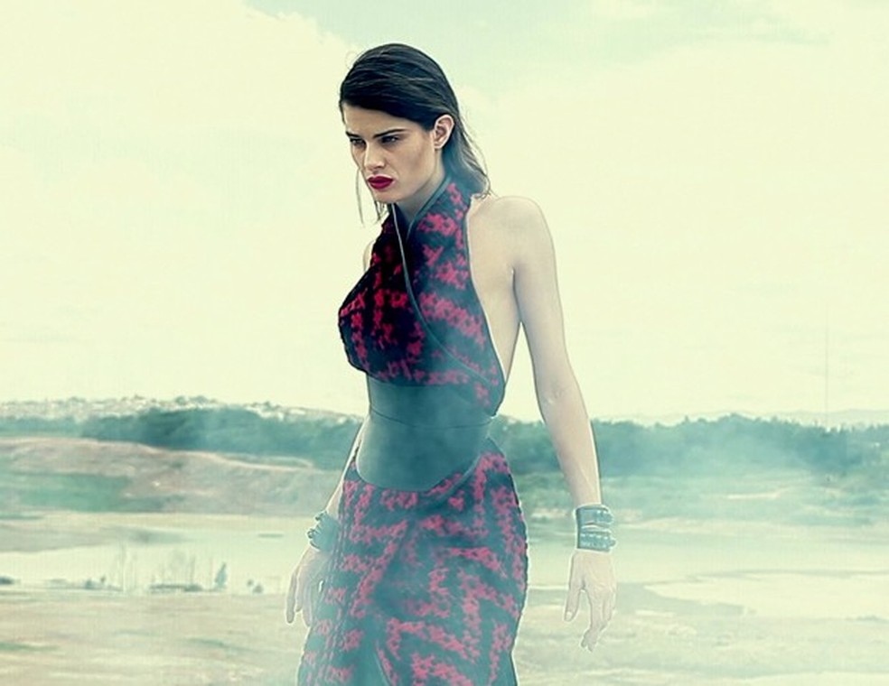 Top model em ação: Isabelli Fontana posa em pedreira no interior de São ...