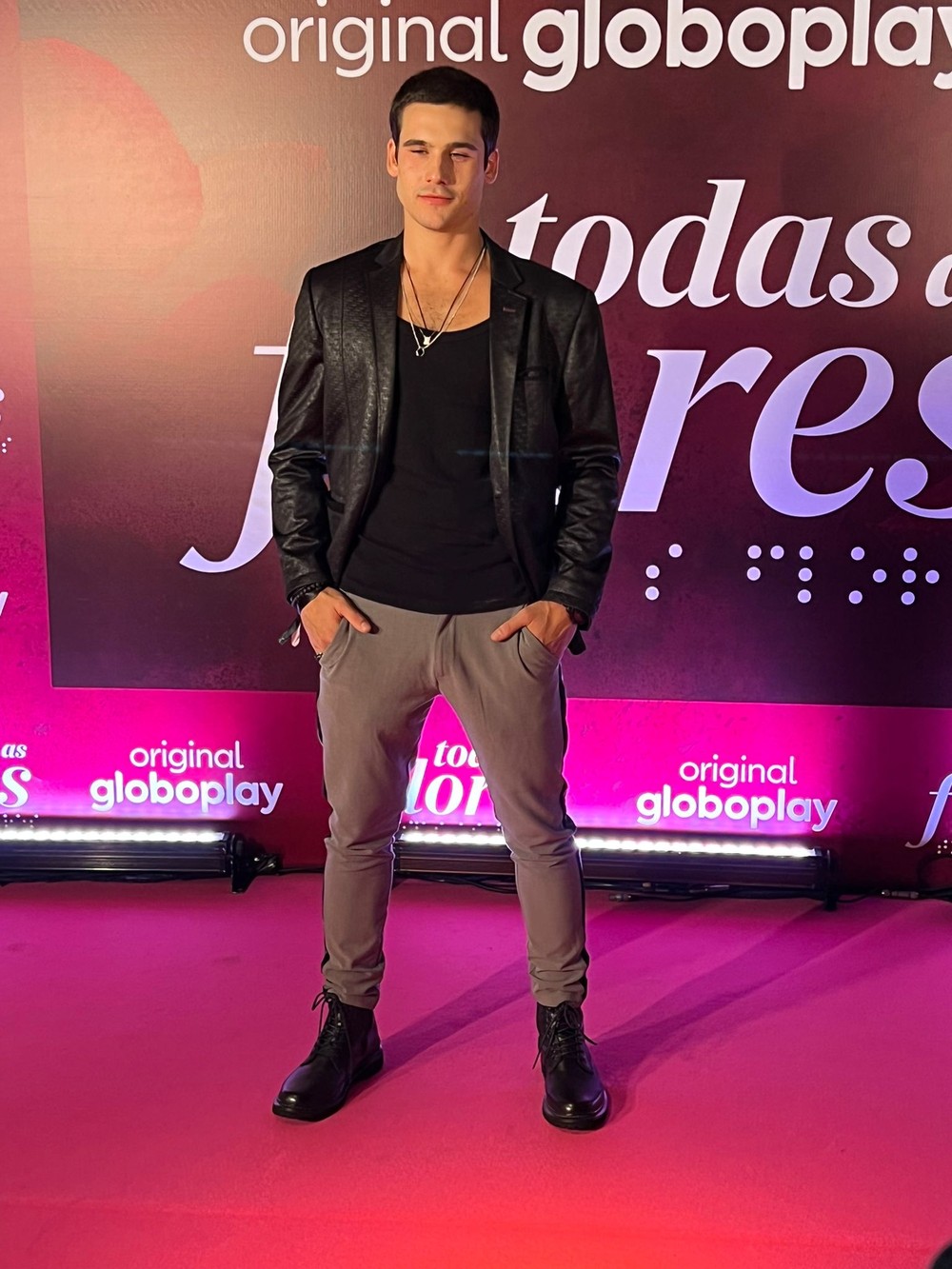 Elenco de 'Todas as Flores' se reúne para celebrar estreia da novela