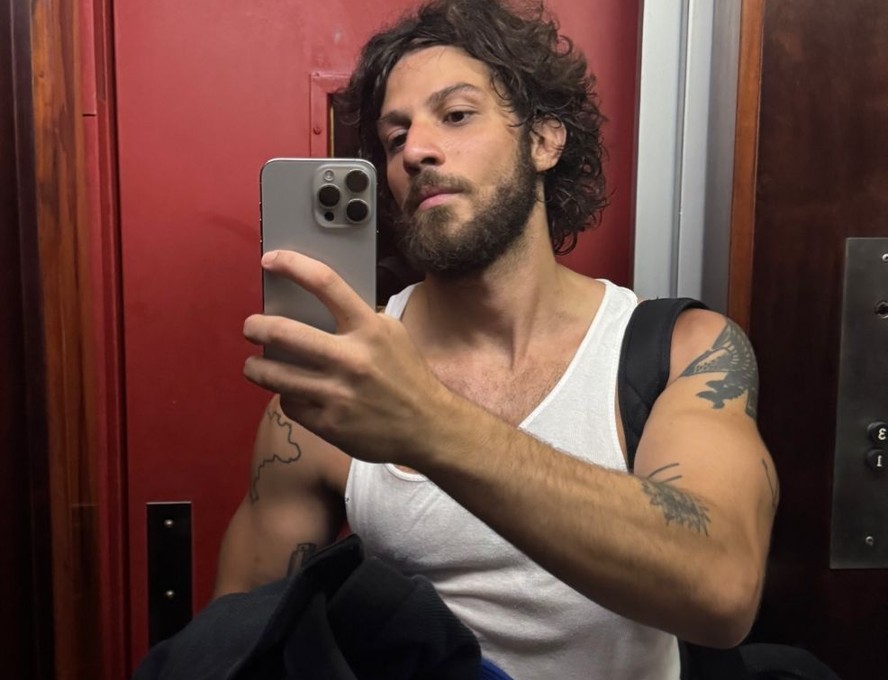Chay Suede inicia a semana com treino intenso