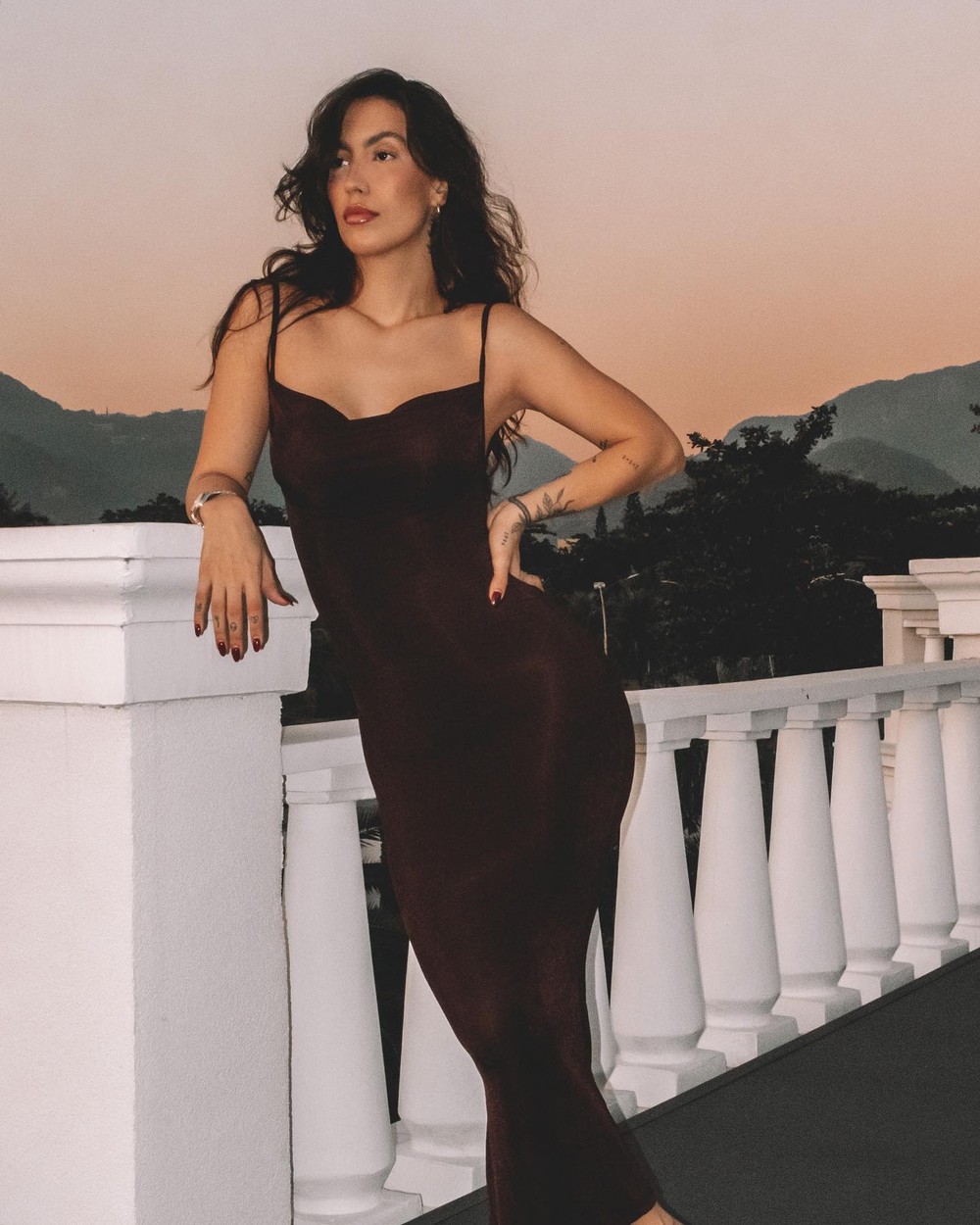 Gabi Brandt exibe looks fashionistas em cenário encantador